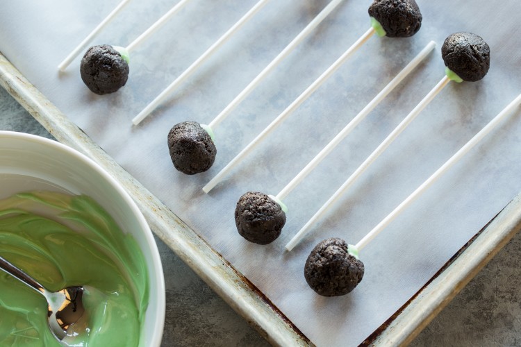 Christmas Tree OREO Cookie Balls - Jelly Toast
